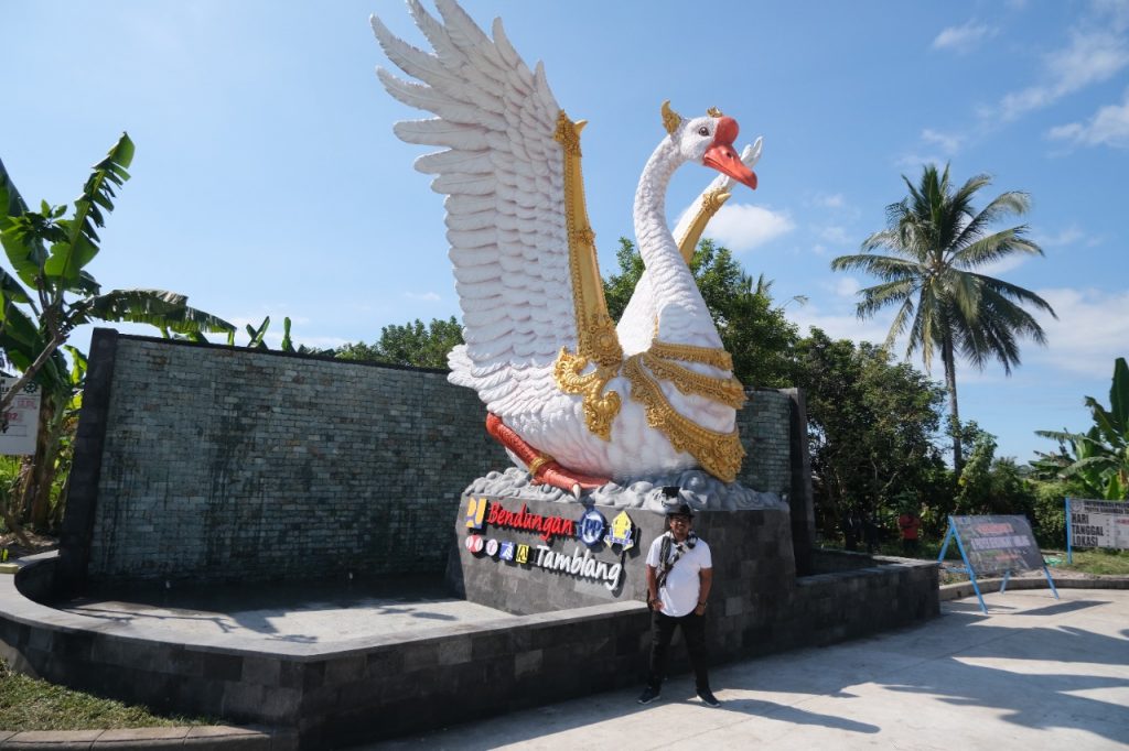 Patung Angsa Jadi Ikonik Bendungan Tamblang-Sawan, Buleleng