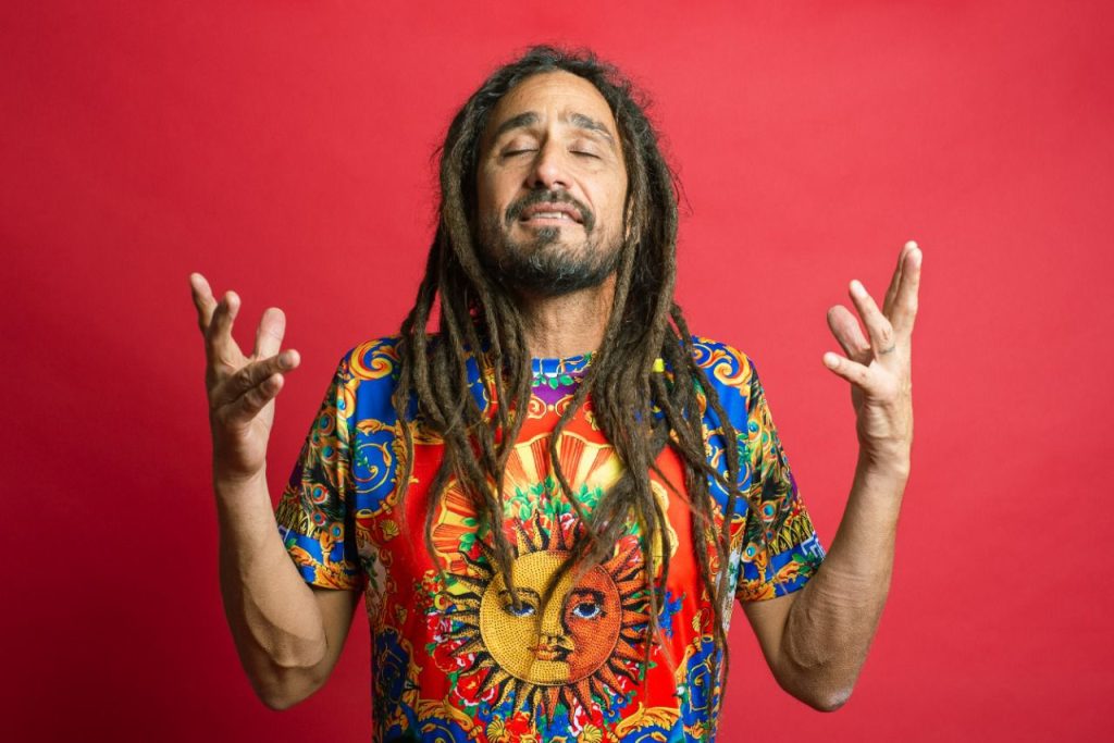 Quino Big Mountain Gelar Mini Konser Reggae di Pantai Segara